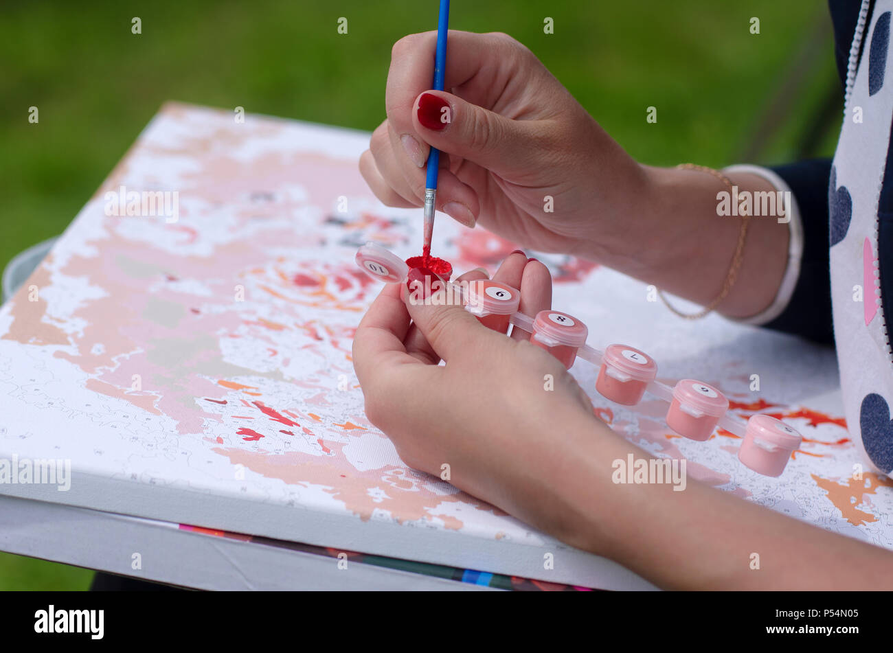 Hands up woman painting hi-res stock photography and images - Alamy