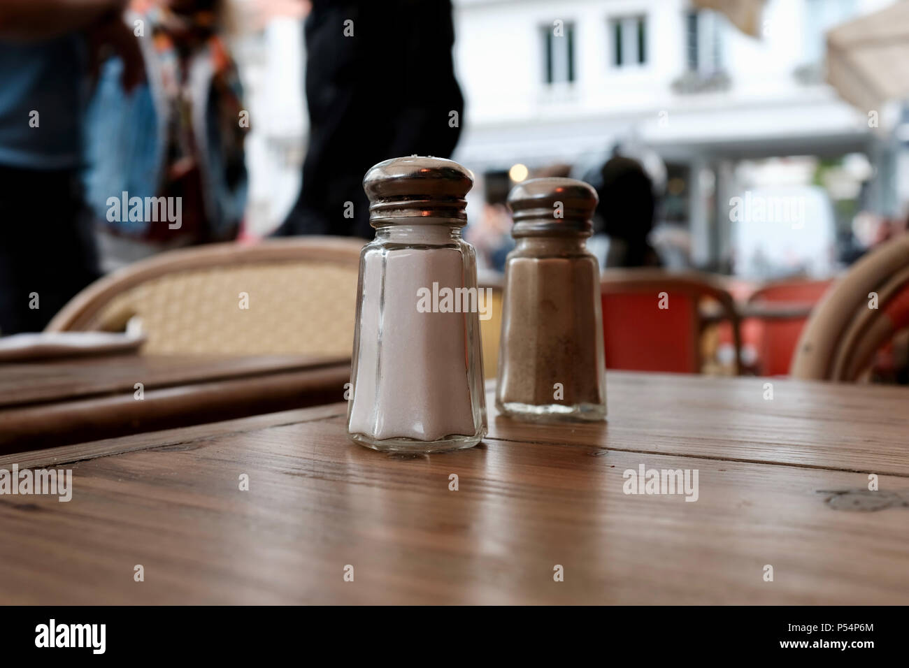 Bistro table hi-res stock photography and images - Alamy