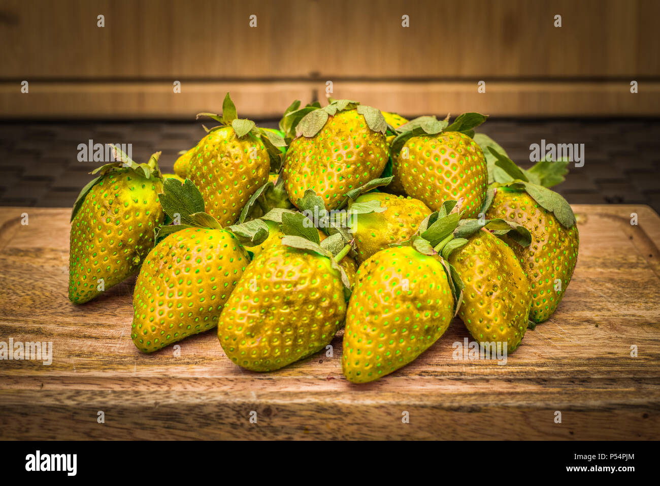 Yellow coloured strawberries Stock Photo - Alamy