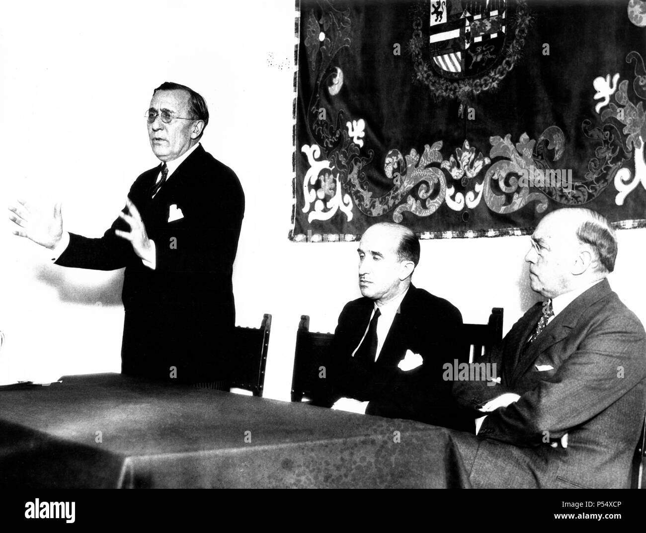 Ramiro de Maeztu Whitney (1874-1936). Escritor español dando una ...