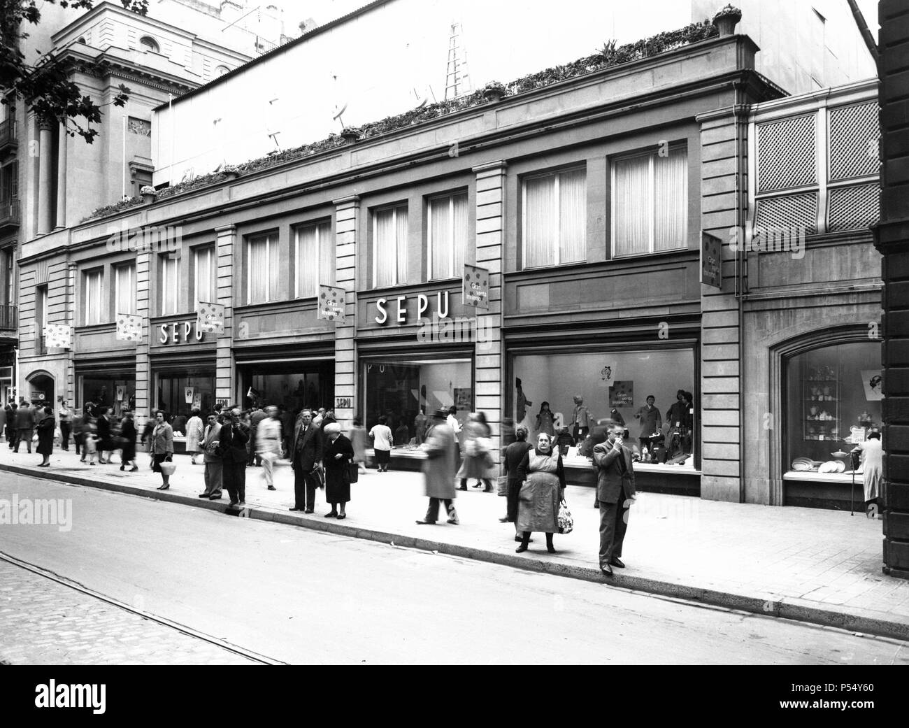 Almacenes SEPU en las Ramblas de Barcelona. Noviembre de 1960 Stock ...