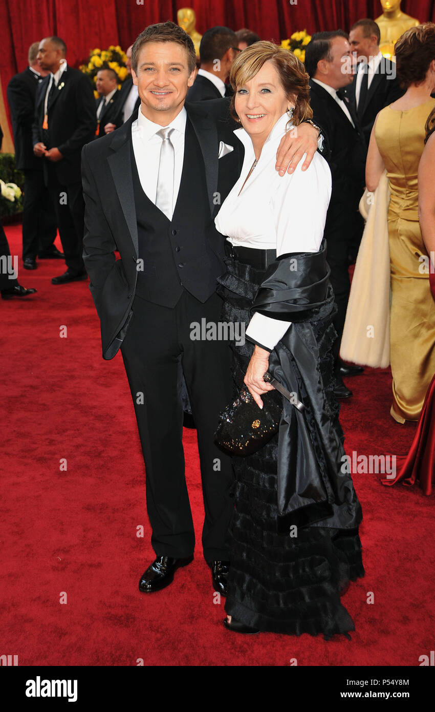 Jeremy Renner Siblings