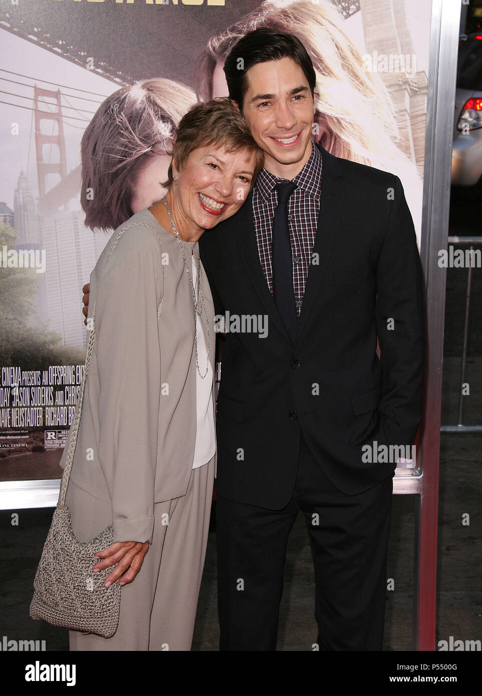 Justin Long and mom Going The Distance Premiere at the Chinese Theatre ...