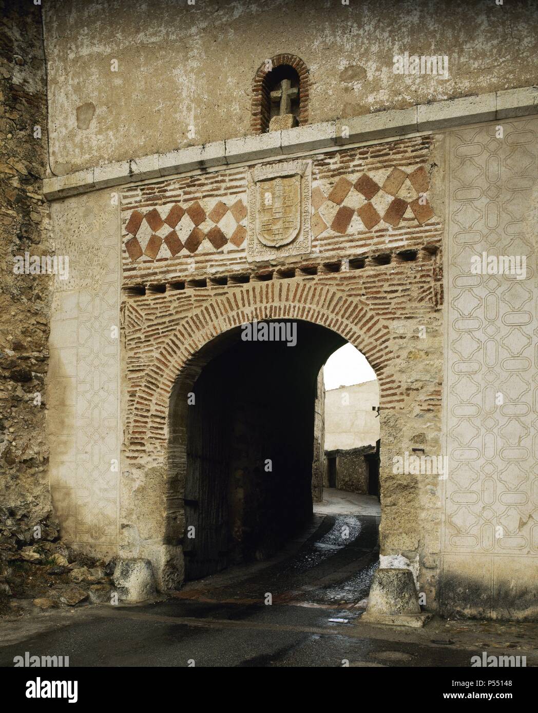 CASTILLA-LEON. PEDRAZA. Vista de la PUERTA DE LA BARBACANA o PUERTA DE ...
