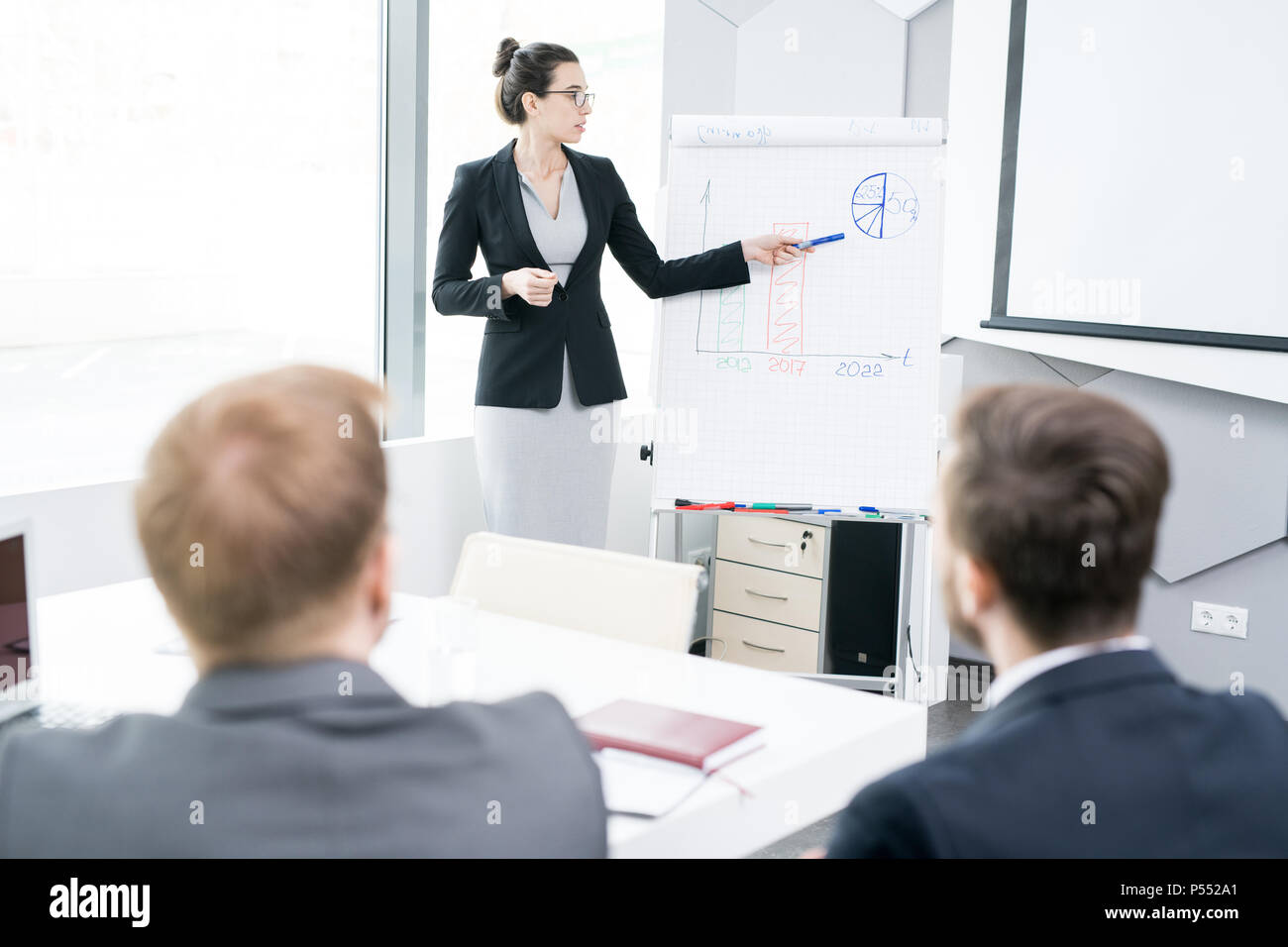 Student giving presentation hi-res stock photography and images - Alamy