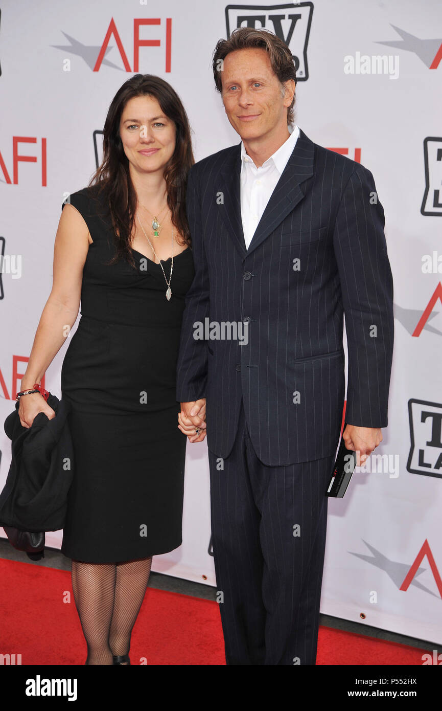 Steven weber and juliette hohnen hi-res stock photography and images ...