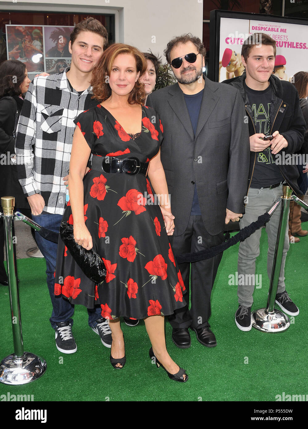 Elizabeth Perkins, husband and sons 35 at the Global Green 15th ...