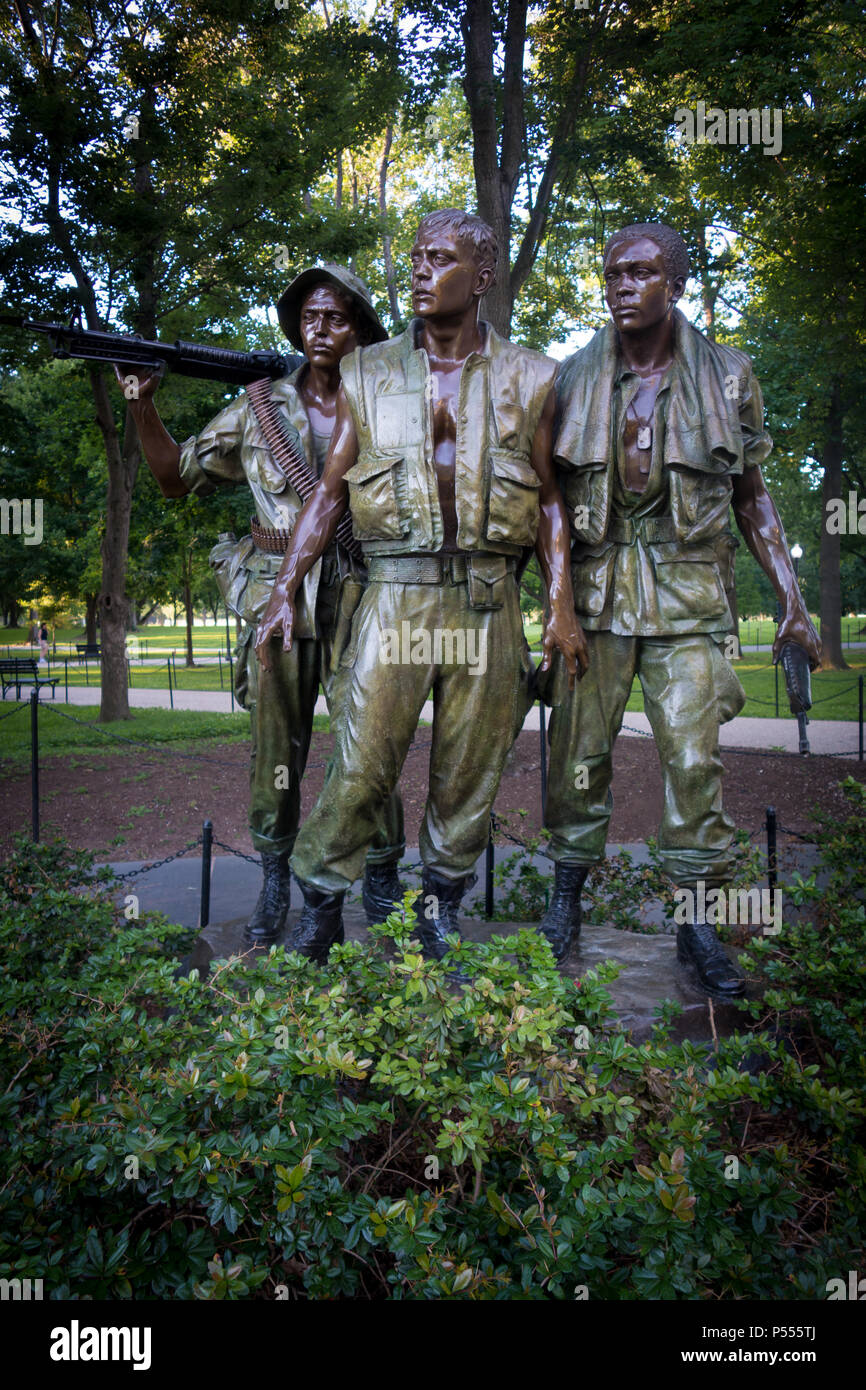 Three soldiers hi-res stock photography and images - Alamy