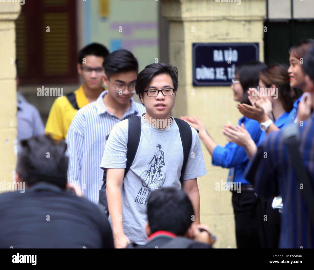 Hanoi, Vietnam. 25th June, 2018. Vietnamese high school students leave ...