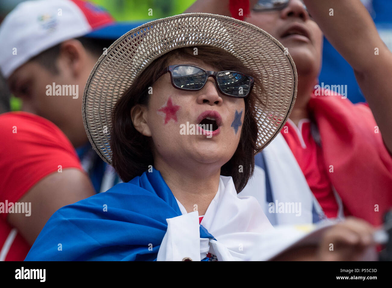 Female football supporters england hi-res stock photography and images ...