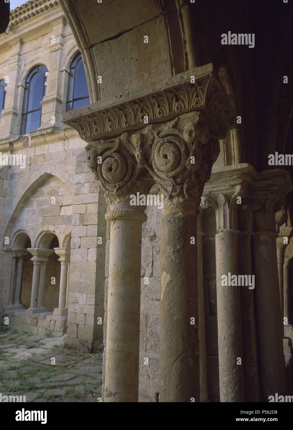 DETALLE DE LAS COLUMNAS DEL CLAUSTRO ROMANICO DEL MONASTERIO DE SANTA ...