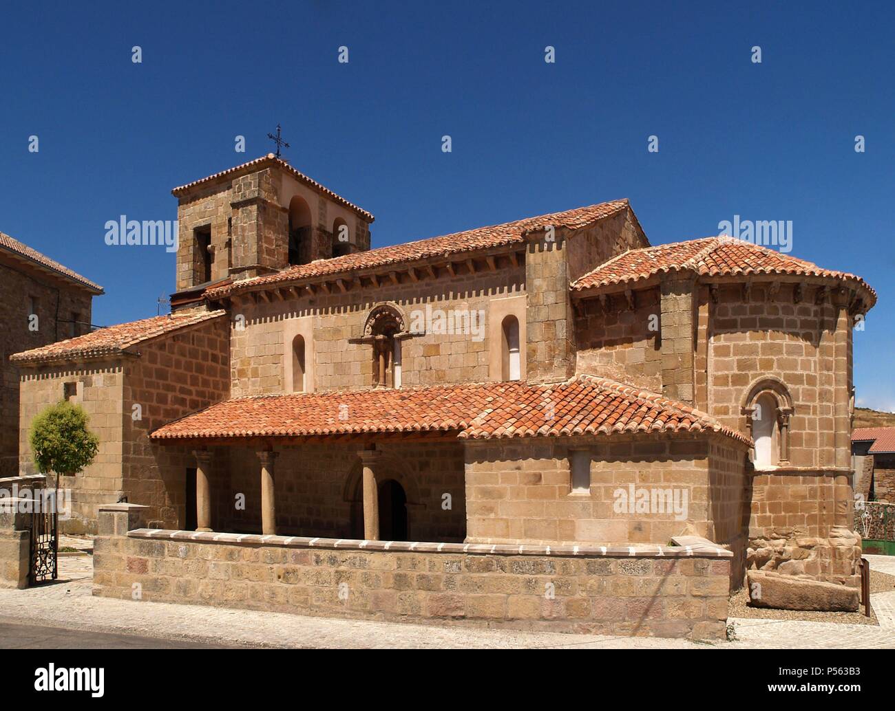 ARTE ROMANICO. ESPAÑA. IGLESIA DE SANTA MARIA LA REAL. Construída a ...
