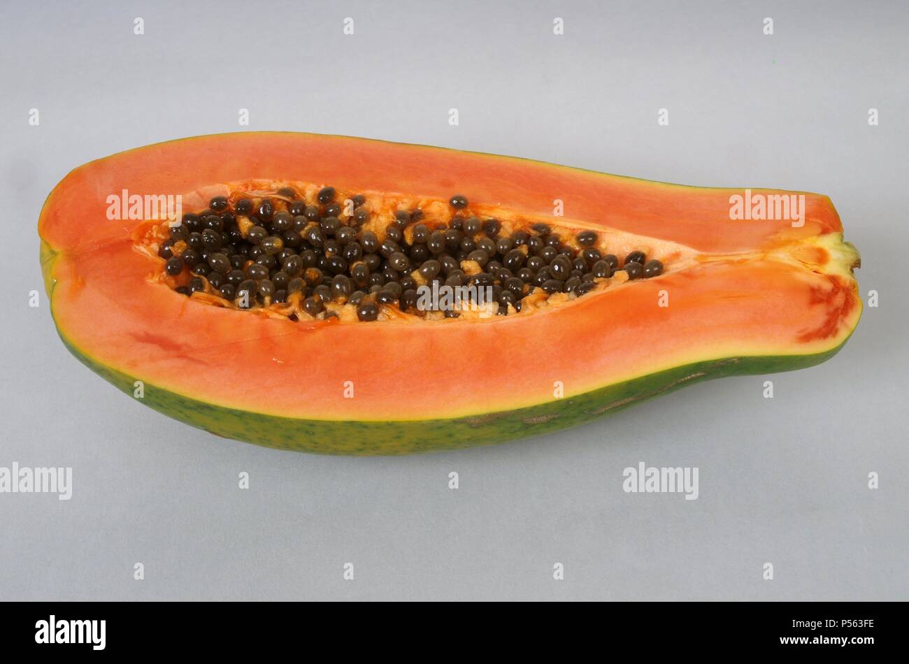 PAPAYA abierta a la mitad Stock Photo - Alamy