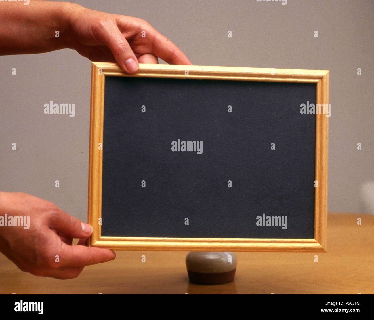 Prueba del paso de la luz a través de un objeto opaco Stock Photo - Alamy