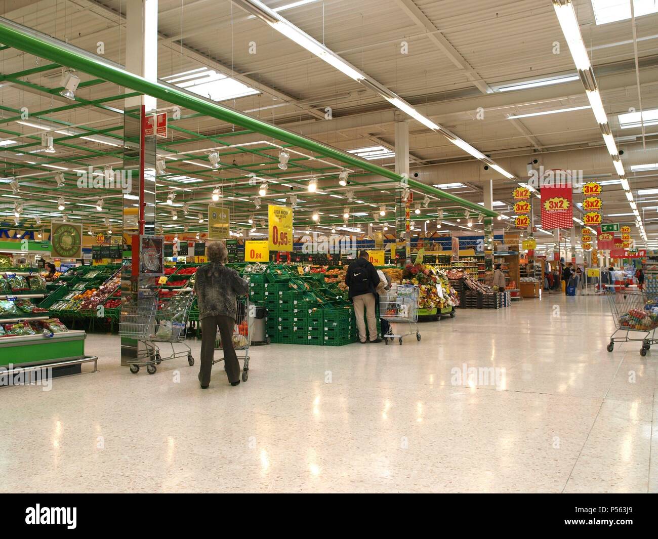 Carrefour supermercado hi-res stock photography and images - Alamy
