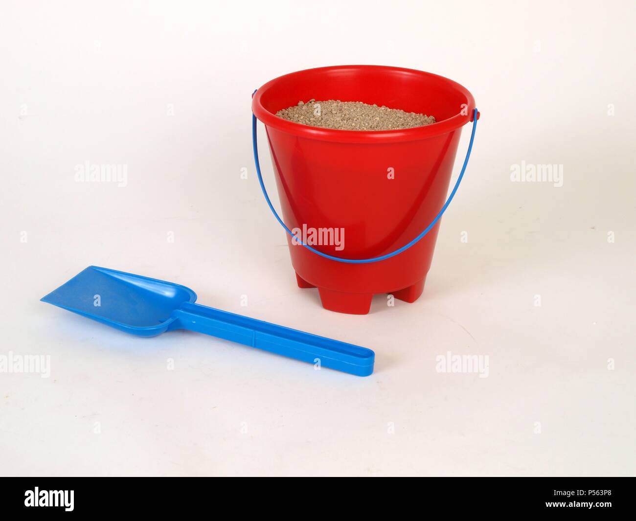 Cubo y pala hi-res stock photography and images - Alamy