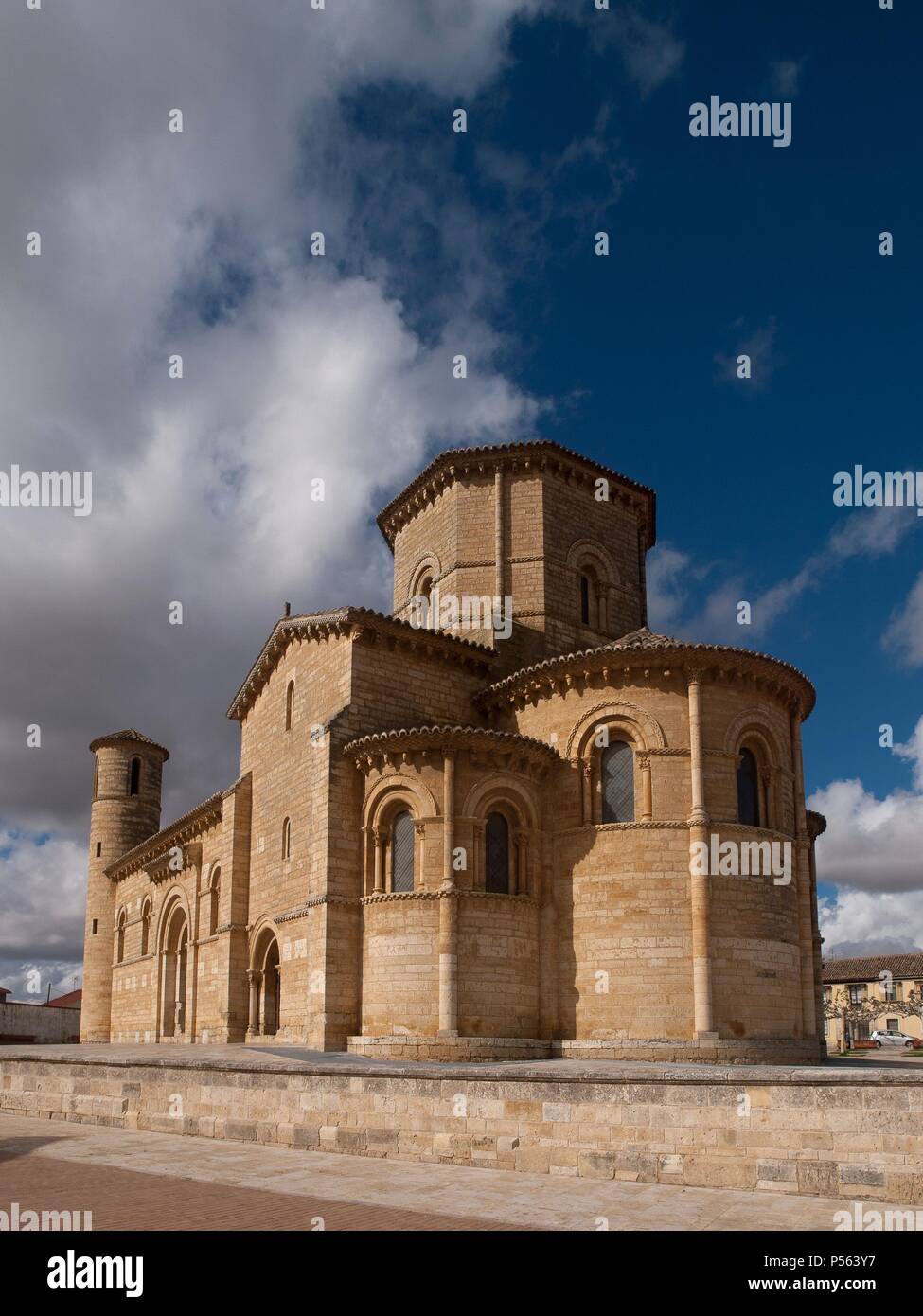 Monasterio benedictino medieval hi-res stock photography and images - Alamy