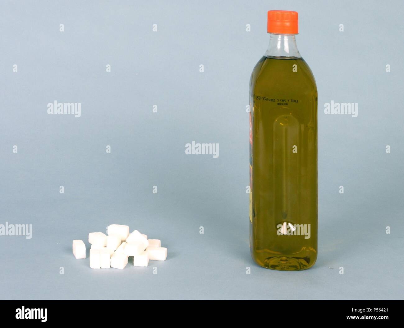 BOTELLA DE ACEITE Y TERRONES DE AZUCAR Stock Photo - Alamy