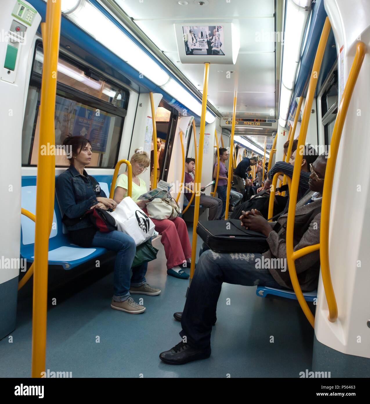 Pasajeros en el interior de un vagón de METRO. Madrid. España Stock ...