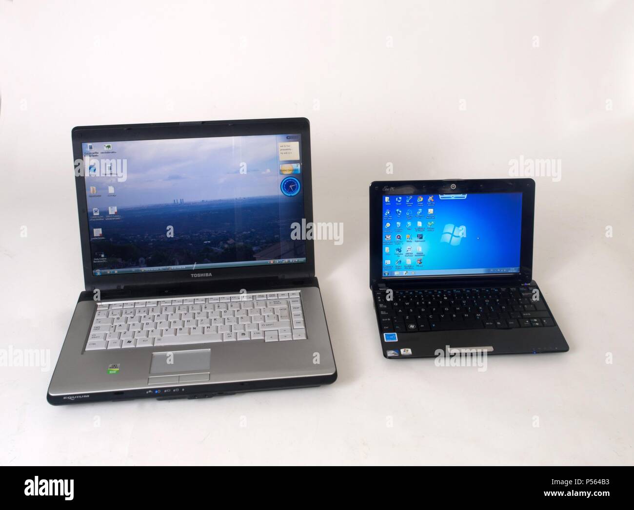 NETBOOK (dimensiones más reducidas) y ORDENADOR PORTATIL Stock Photo ...