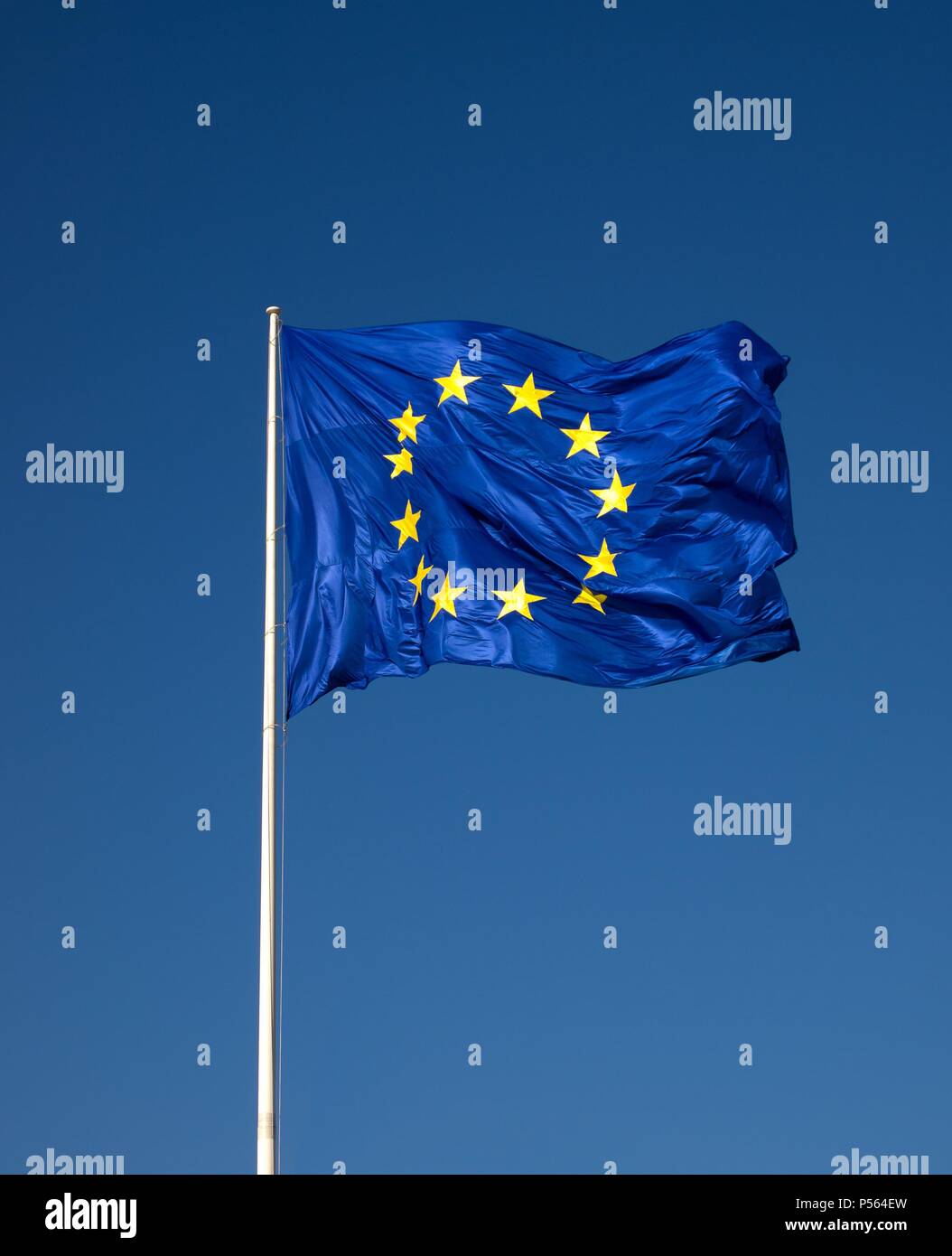 BANDERA DE LA UNION EUROPEA ondeando Stock Photo - Alamy