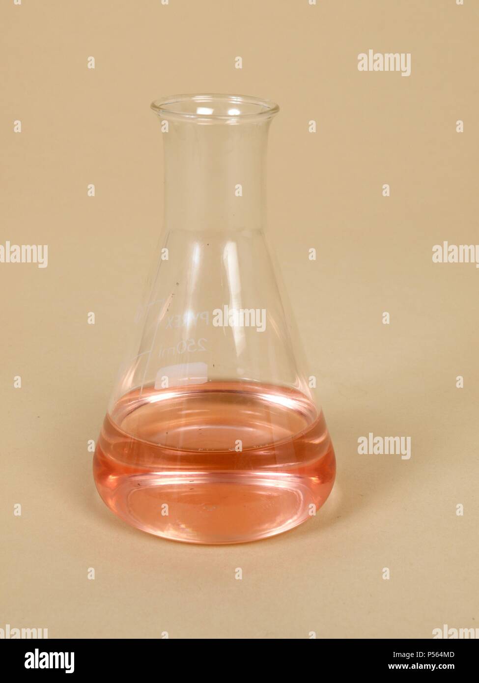 MATRAZ ERLENMEYER. Recipiente de cristal donde se mezclan las ...