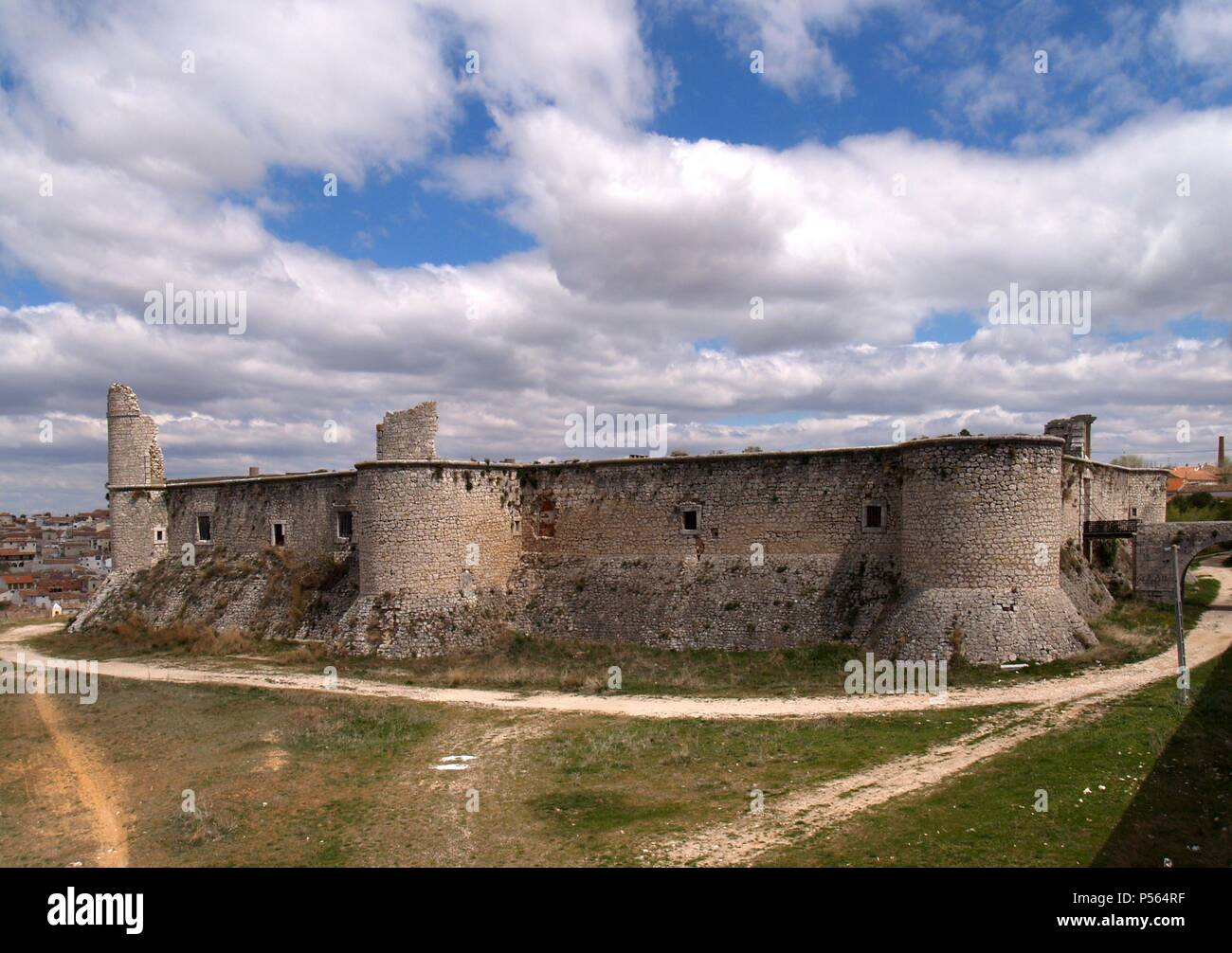 Vista de las murallas del castillo hi-res stock photography and images ...