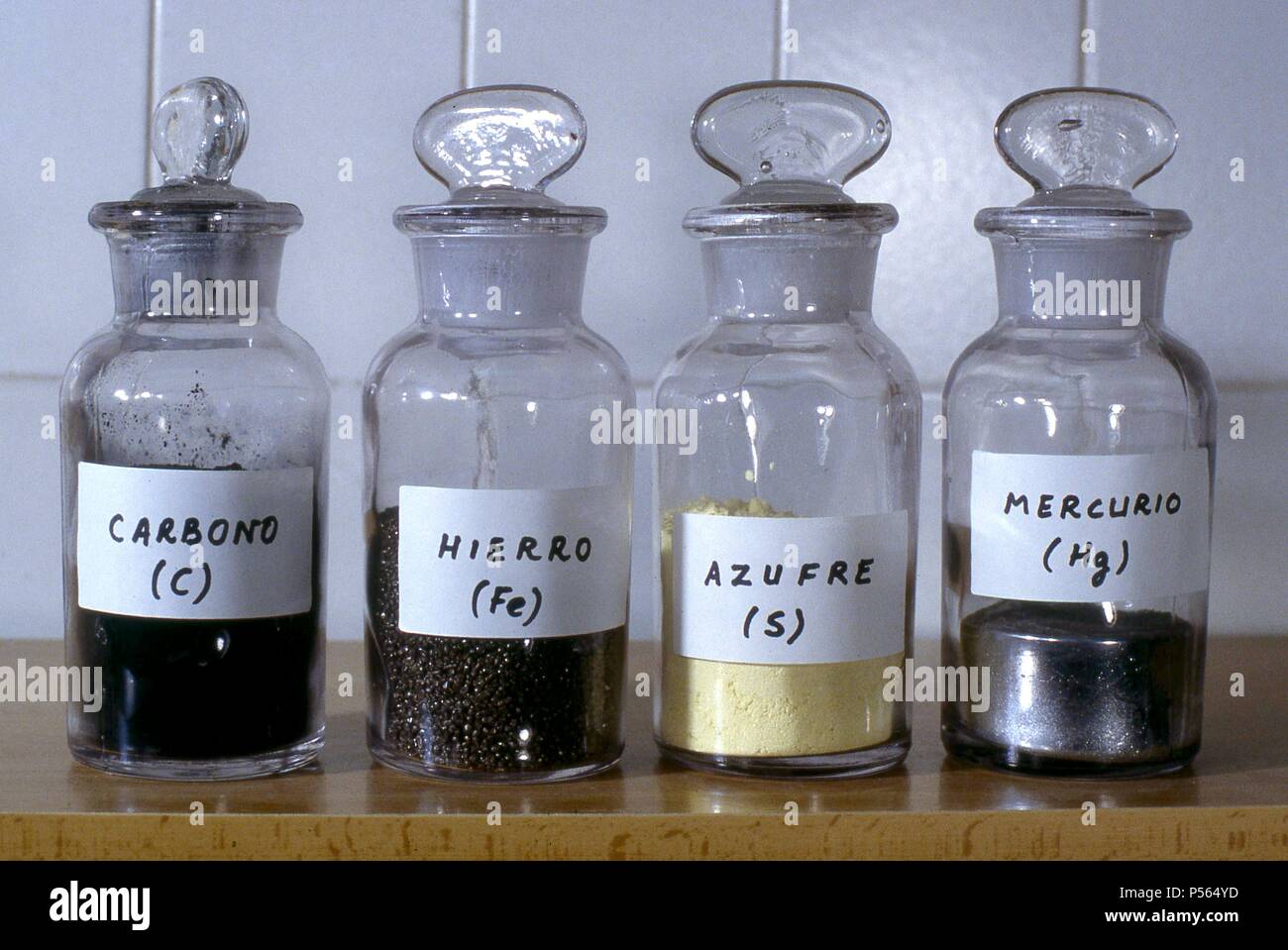 Productos quimicos de laboratorio hi-res stock photography and images ...