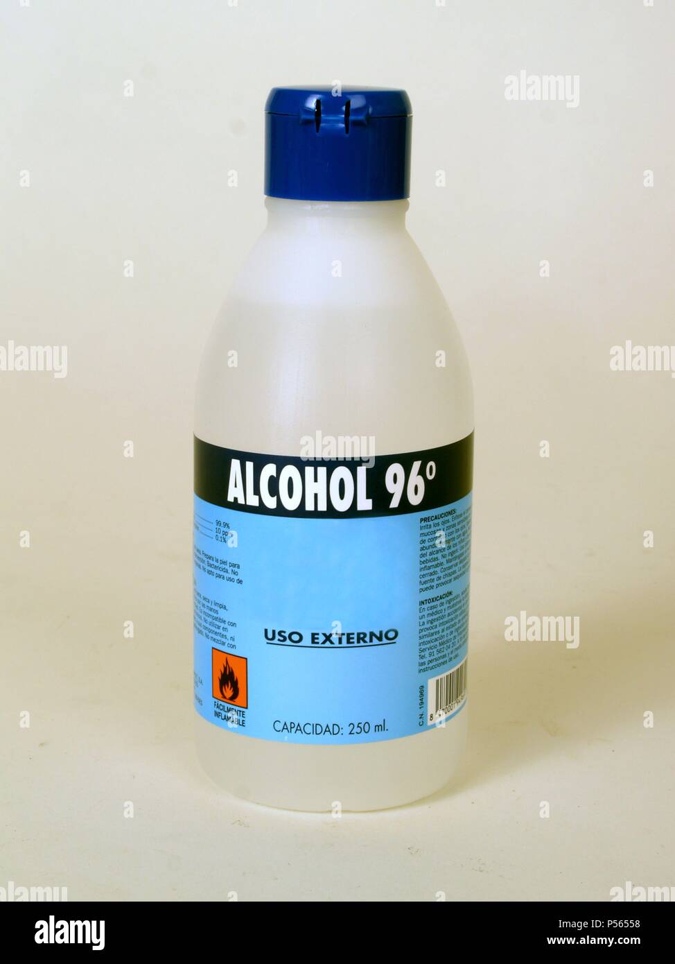 Botella de ALCOHOL DE 96º Stock Photo - Alamy