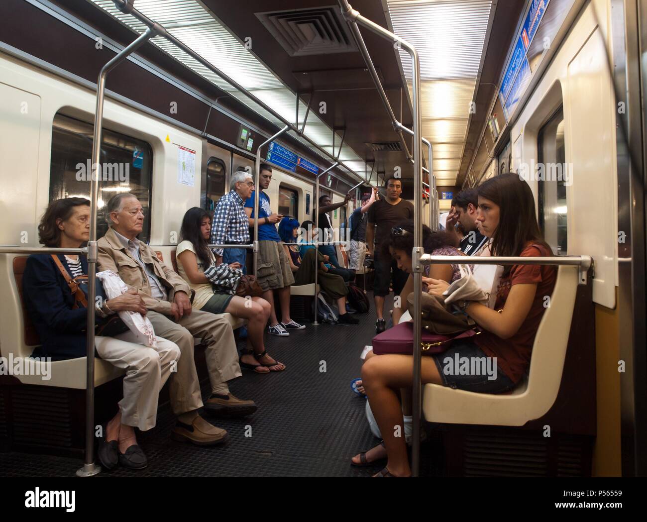 Pasajeros en el interior de un vagón de METRO. Madrid. España Stock ...