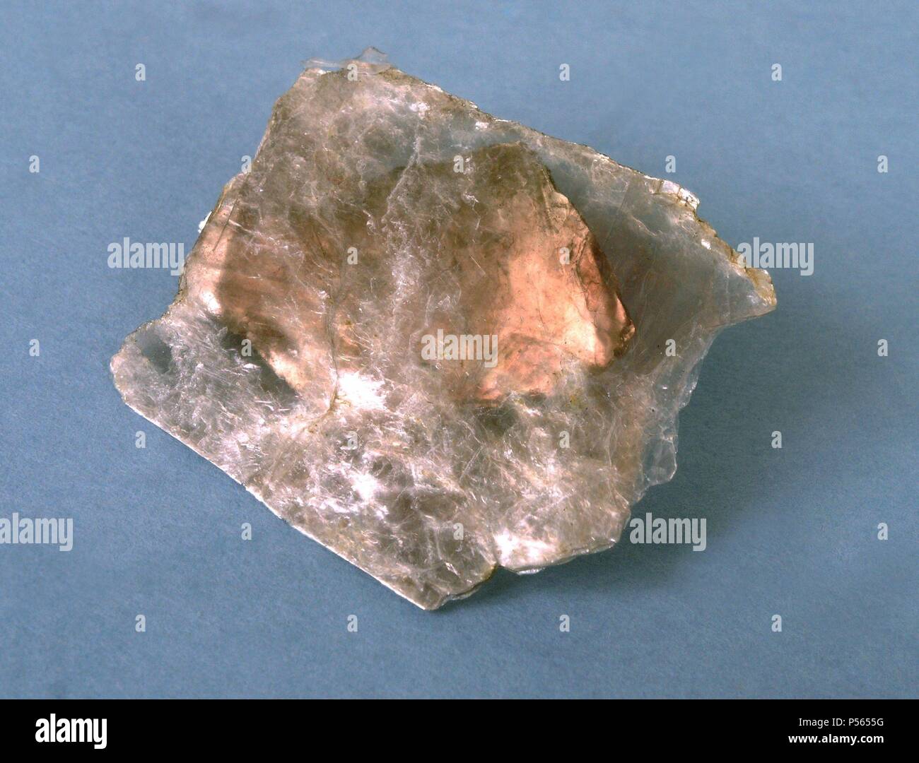 MICA POTASICA. Especie más común del grupo de las micas. Tambiém ...