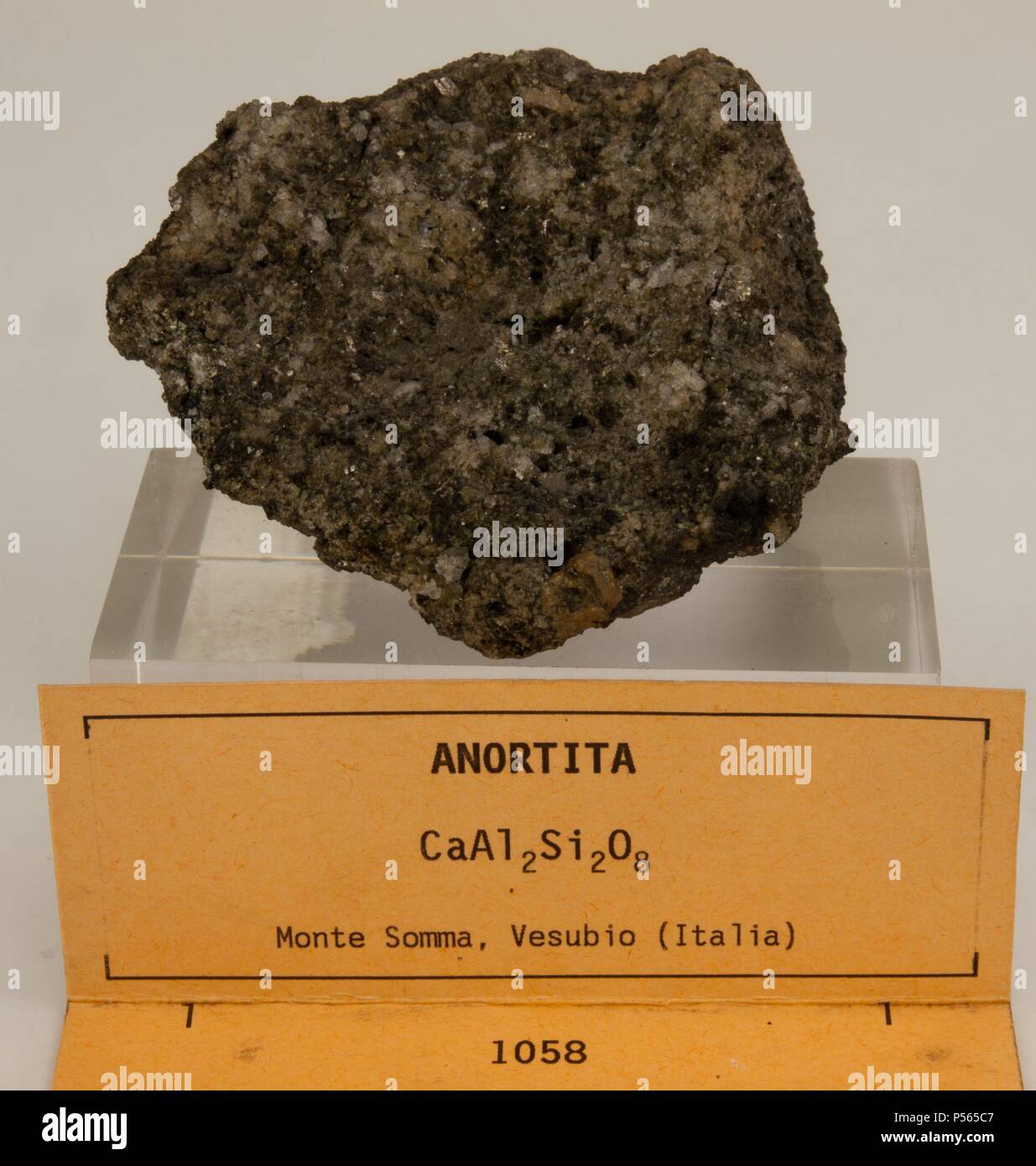 ANORTITA. Mineral del grupo de los silicatos. Pieza procedente del ...