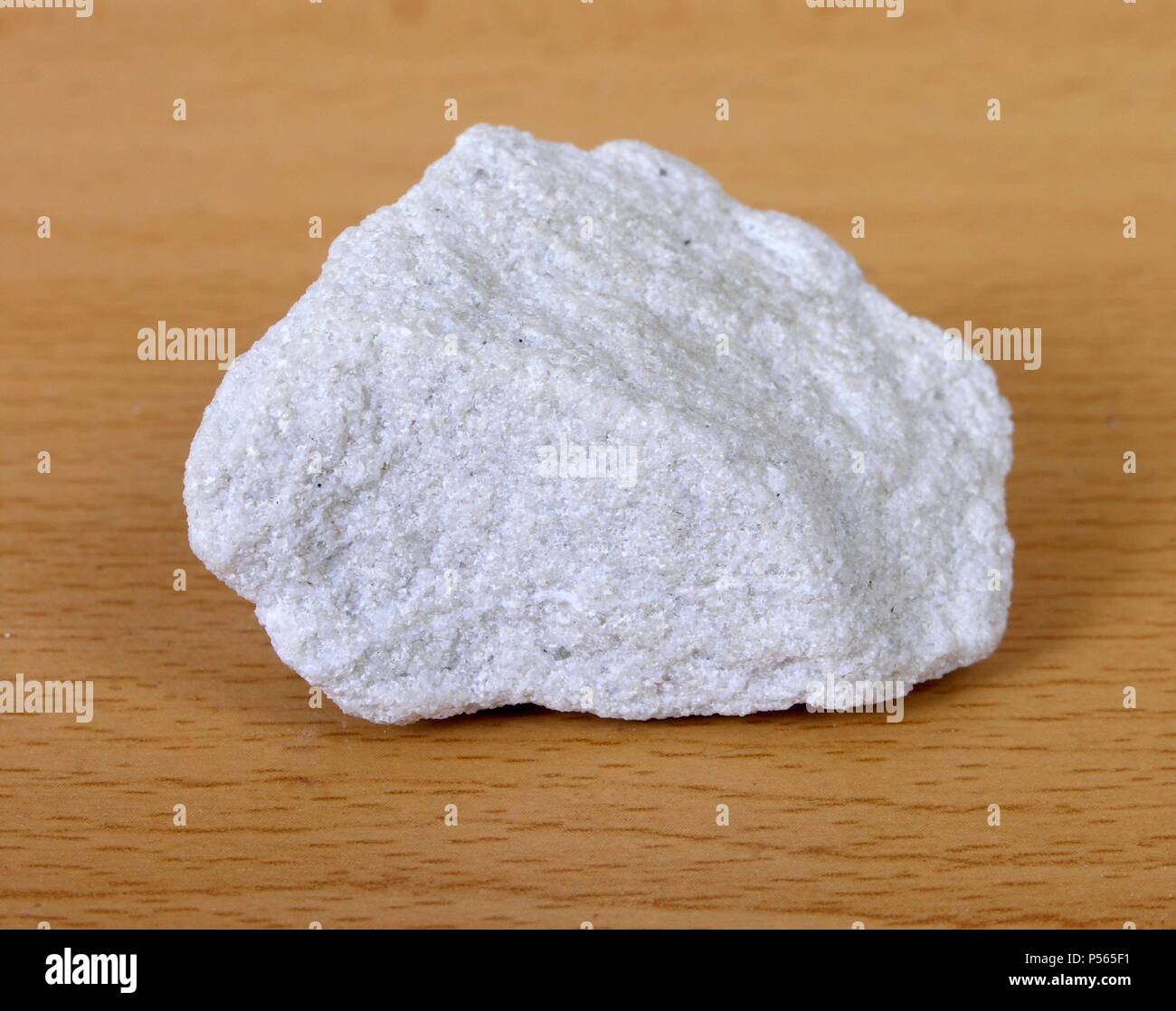 ARENISCA. Roca sedimentaria clástica formada de arenas cementadas. De ...