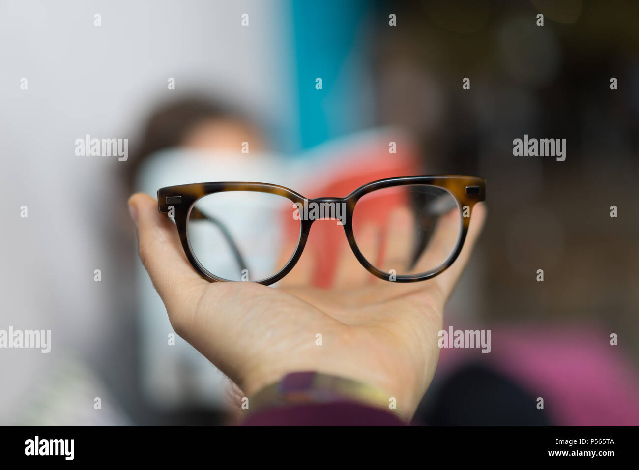 Hand holding spectacles glasses hi-res stock photography and images - Alamy