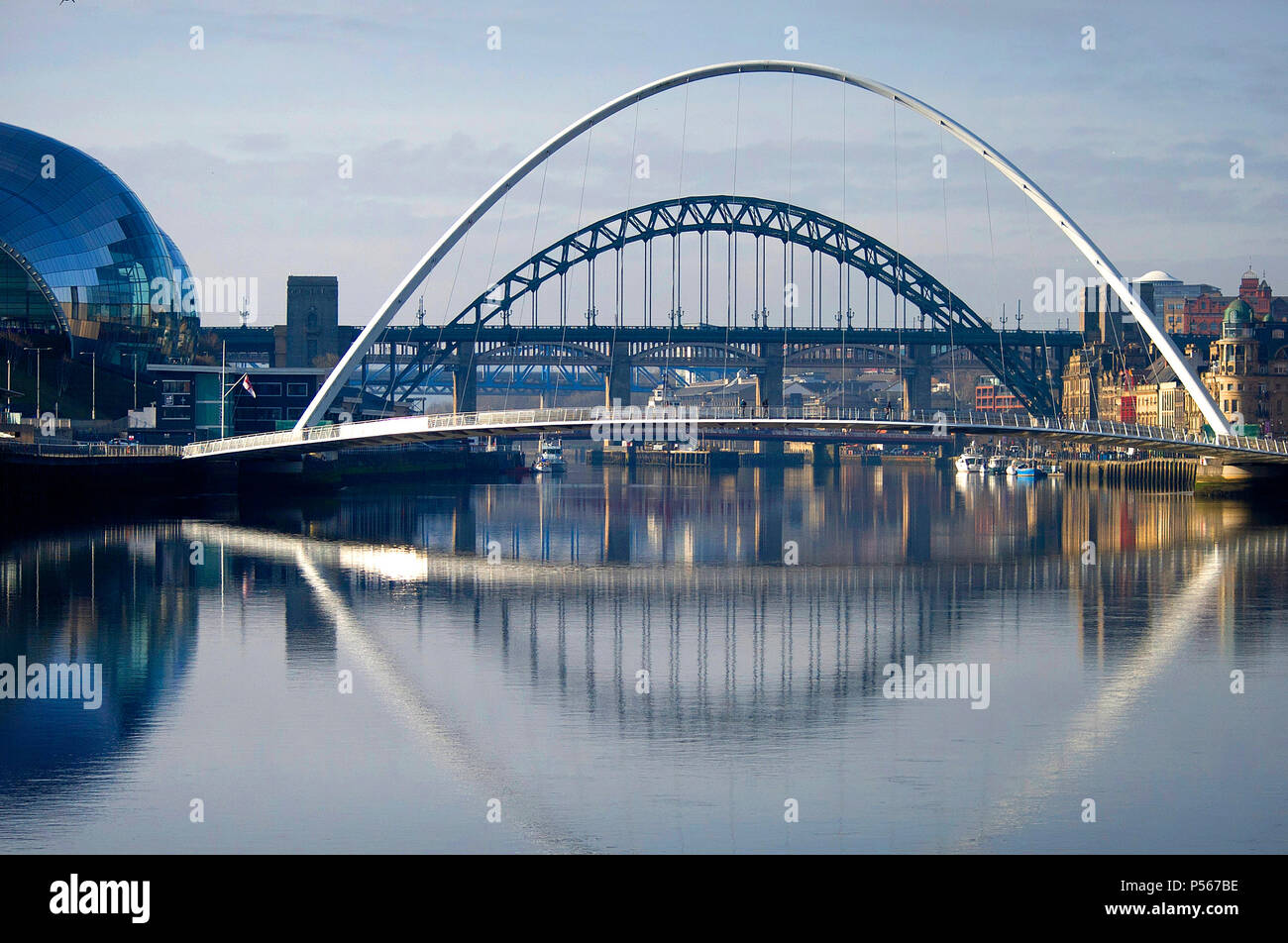 Mirrored building eye level hi-res stock photography and images - Alamy