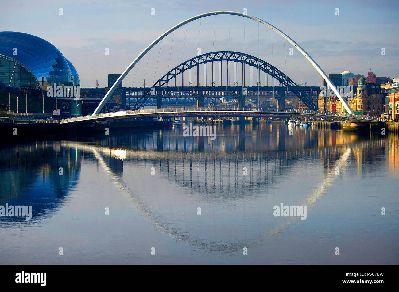 Mirrored building eye level hi-res stock photography and images - Alamy