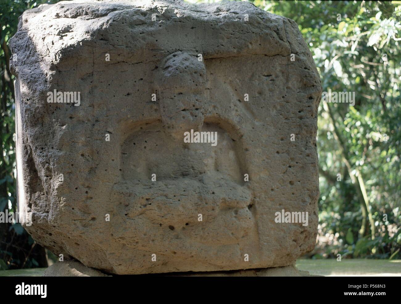ALTAR EN PIEDRA CON NICHO AL FRENTE - ARTE OLMECA. Location: MUSEO DE ...