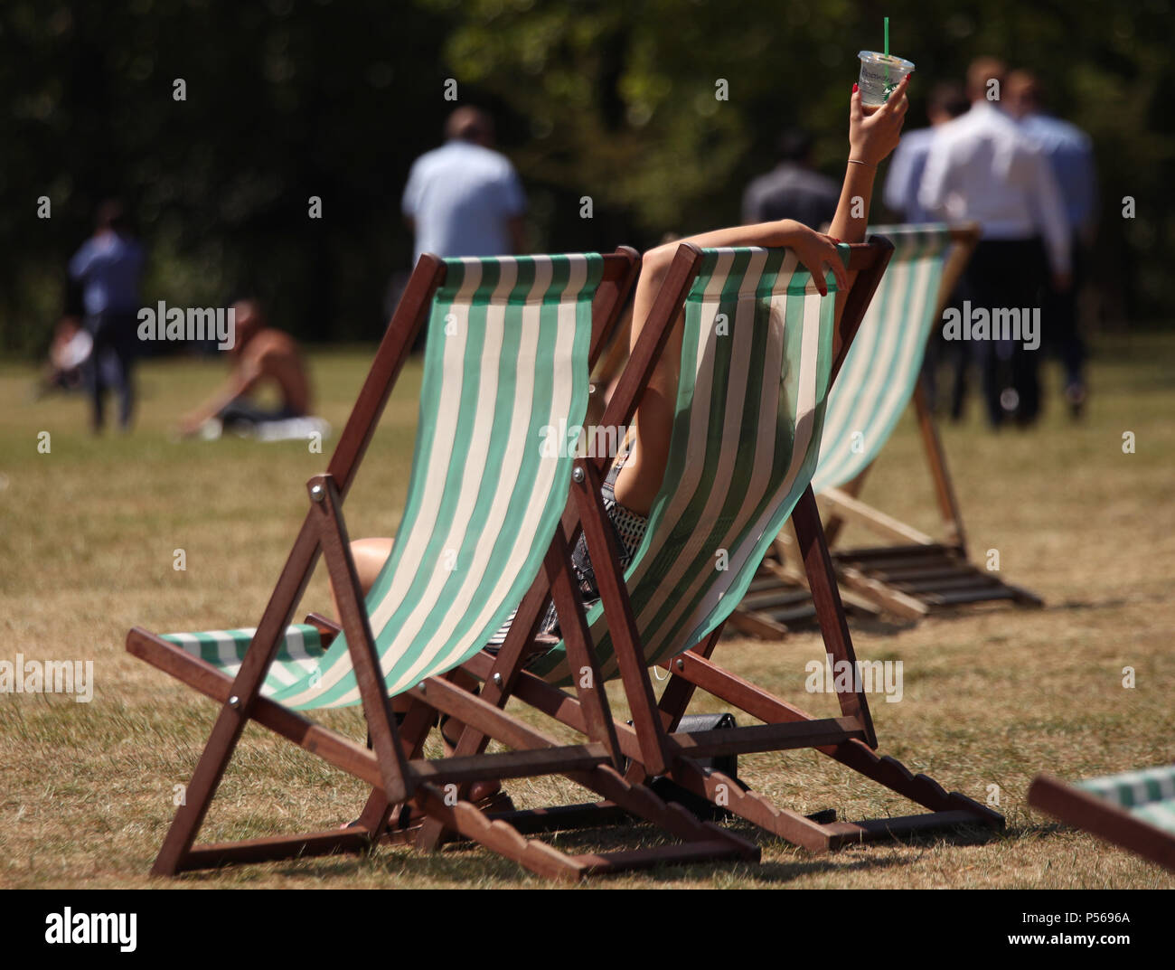 People enjoying the hot weather in St James's Park, London Stock Photo ...