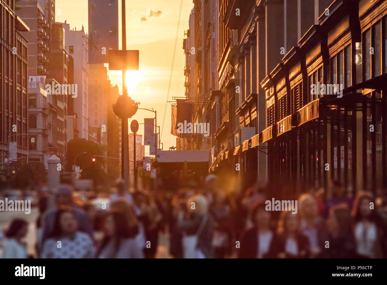 Walk in midtown manhattan hi-res stock photography and images - Alamy