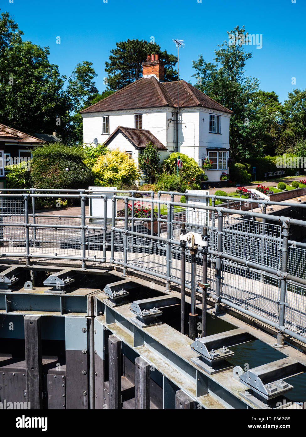 Marlow thames lock hi-res stock photography and images - Alamy