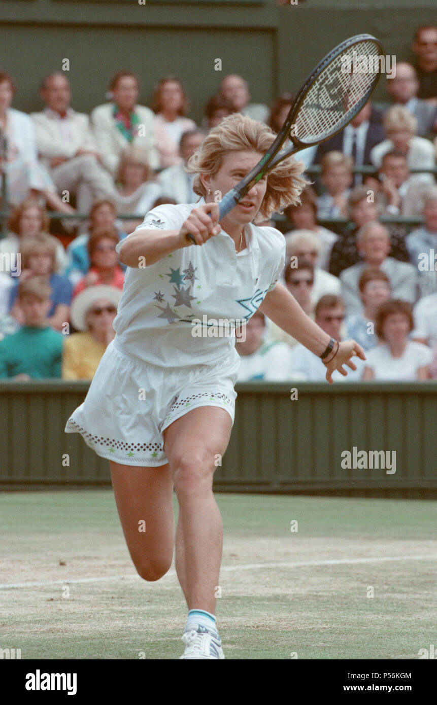 Steffi graf in action wimbledon final hi-res stock photography and ...