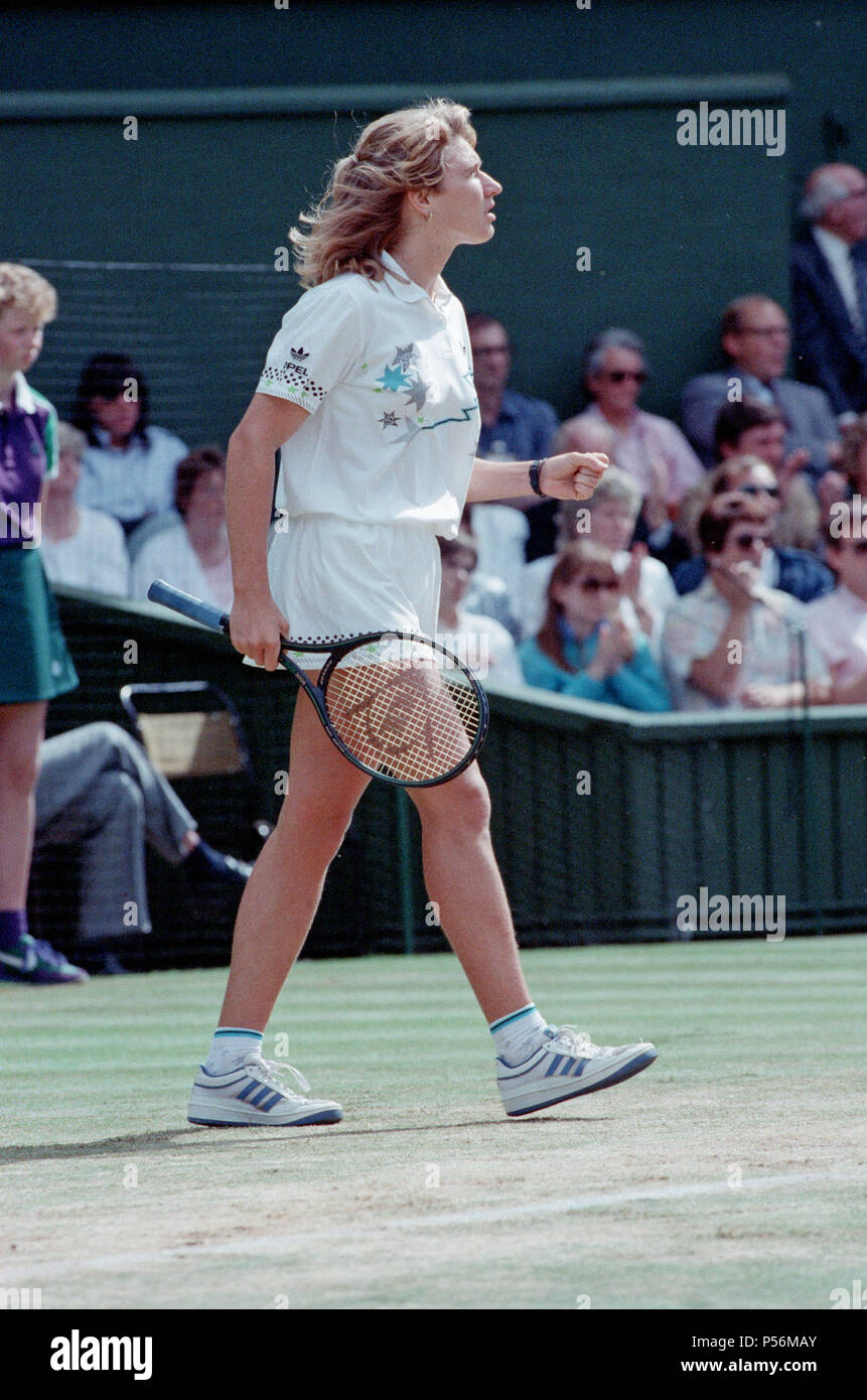 Steffi graf in action wimbledon final hi-res stock photography and ...