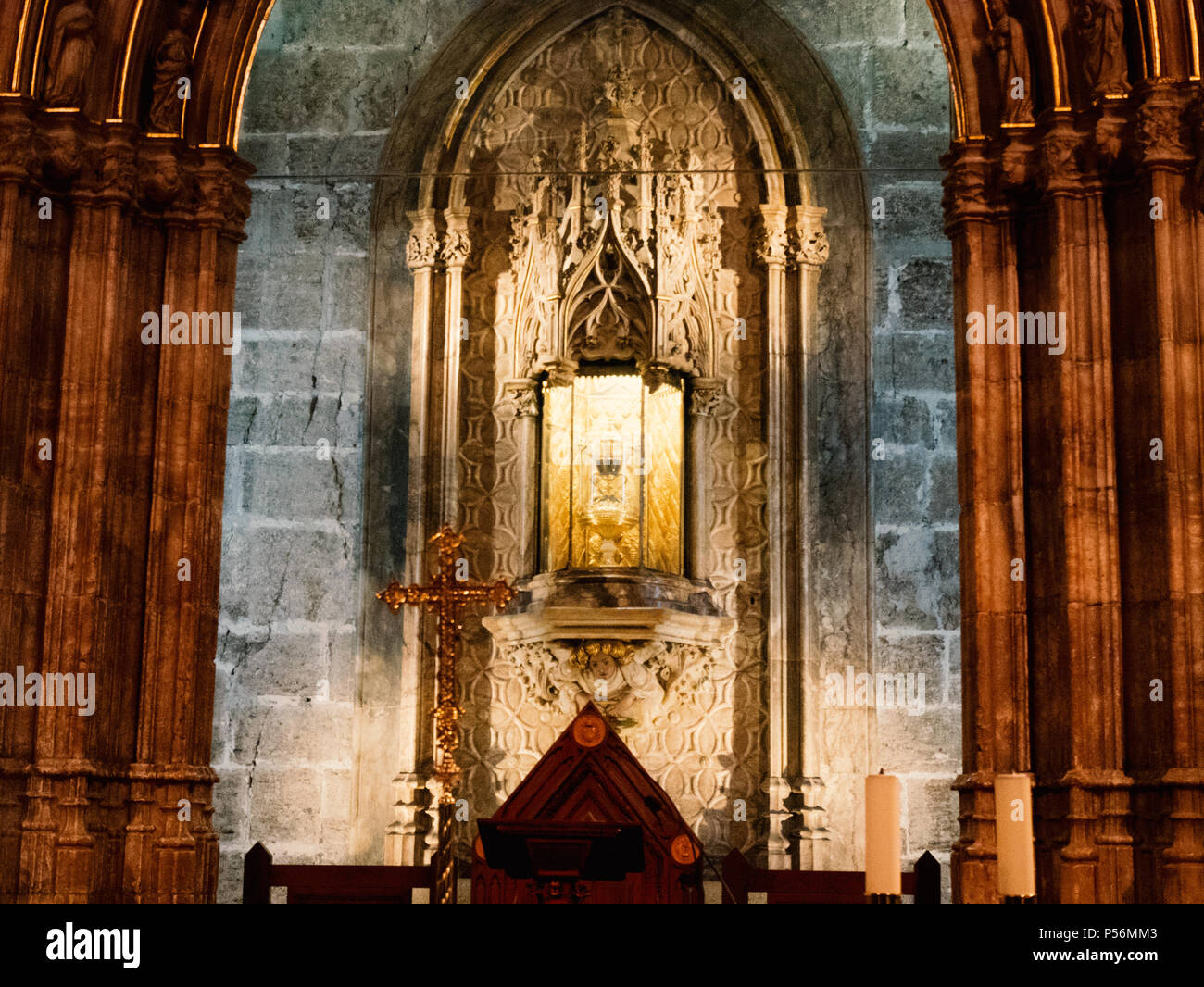 Holy grail chalice hi-res stock photography and images - Alamy