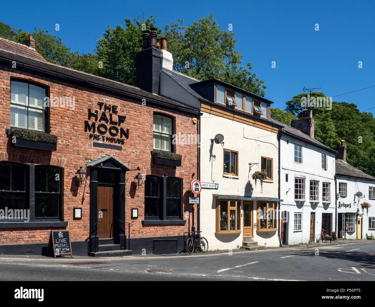 Half moon pub hi-res stock photography and images - Alamy