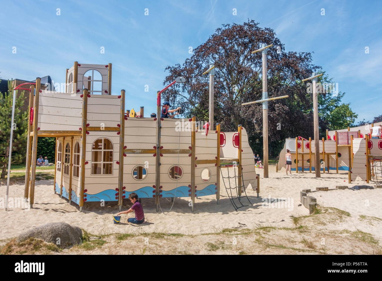 Children playing in sand pit hi-res stock photography and images - Alamy