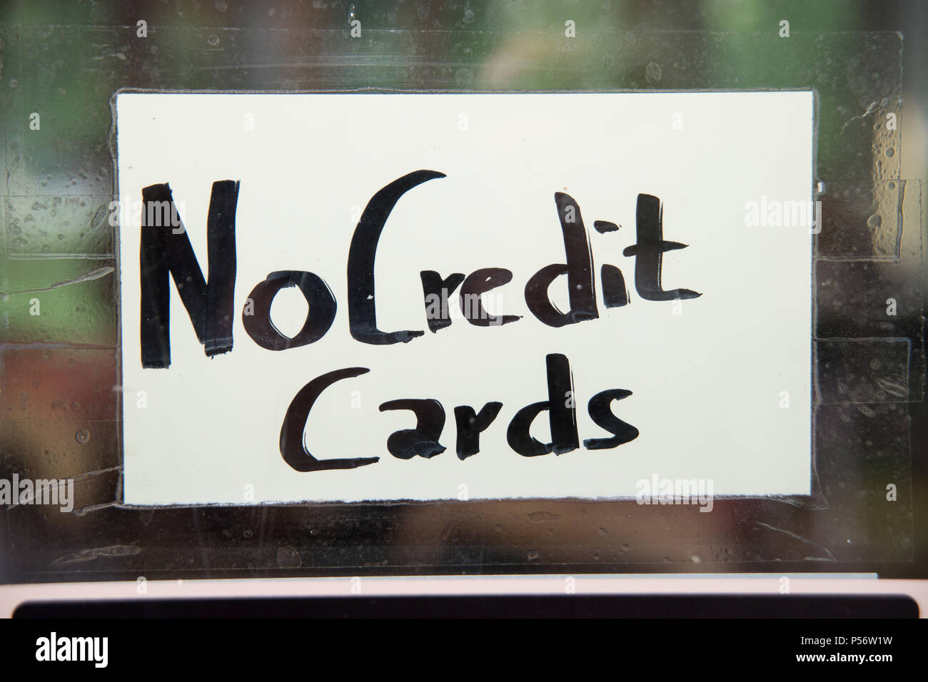 Cashless sign hi-res stock photography and images - Alamy