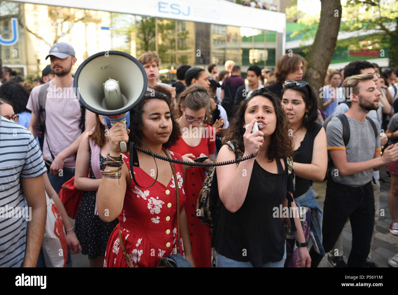 étudiant devant université hi-res stock photography and images - Alamy