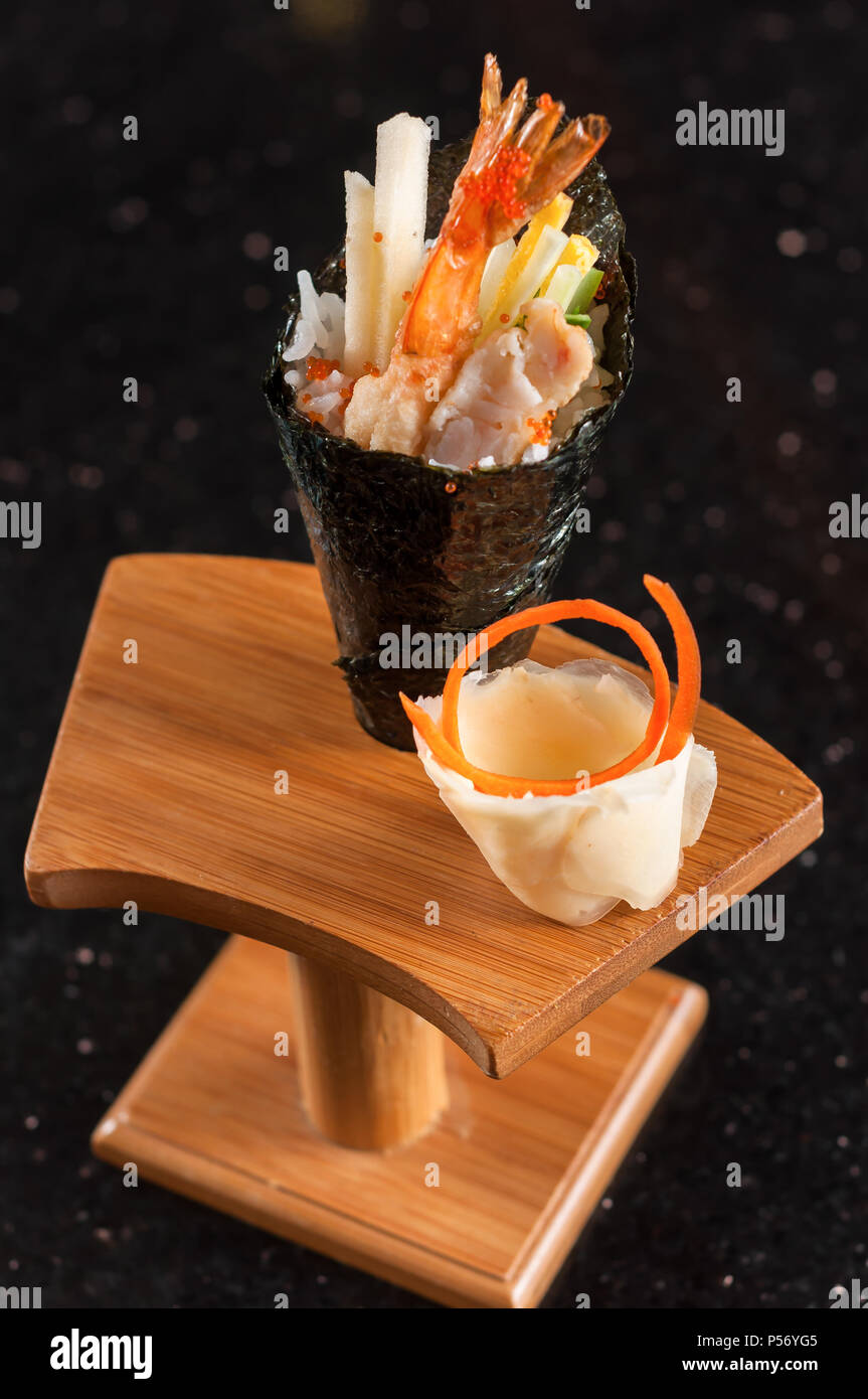 Hand roll shrimp hi-res stock photography and images - Alamy