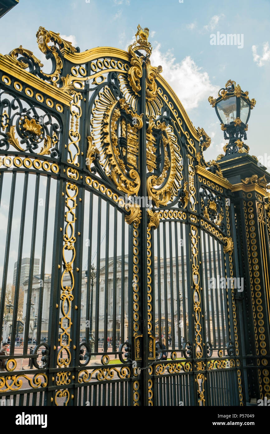 Canada gate buckingham palace london hi-res stock photography and ...