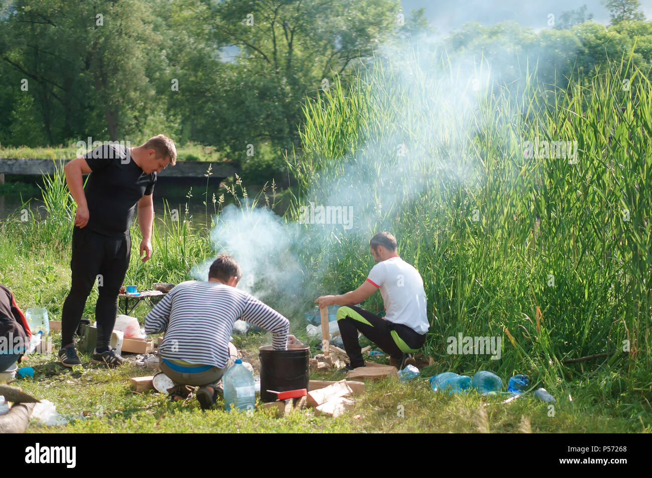 Campfire cooking hi-res stock photography and images - Alamy